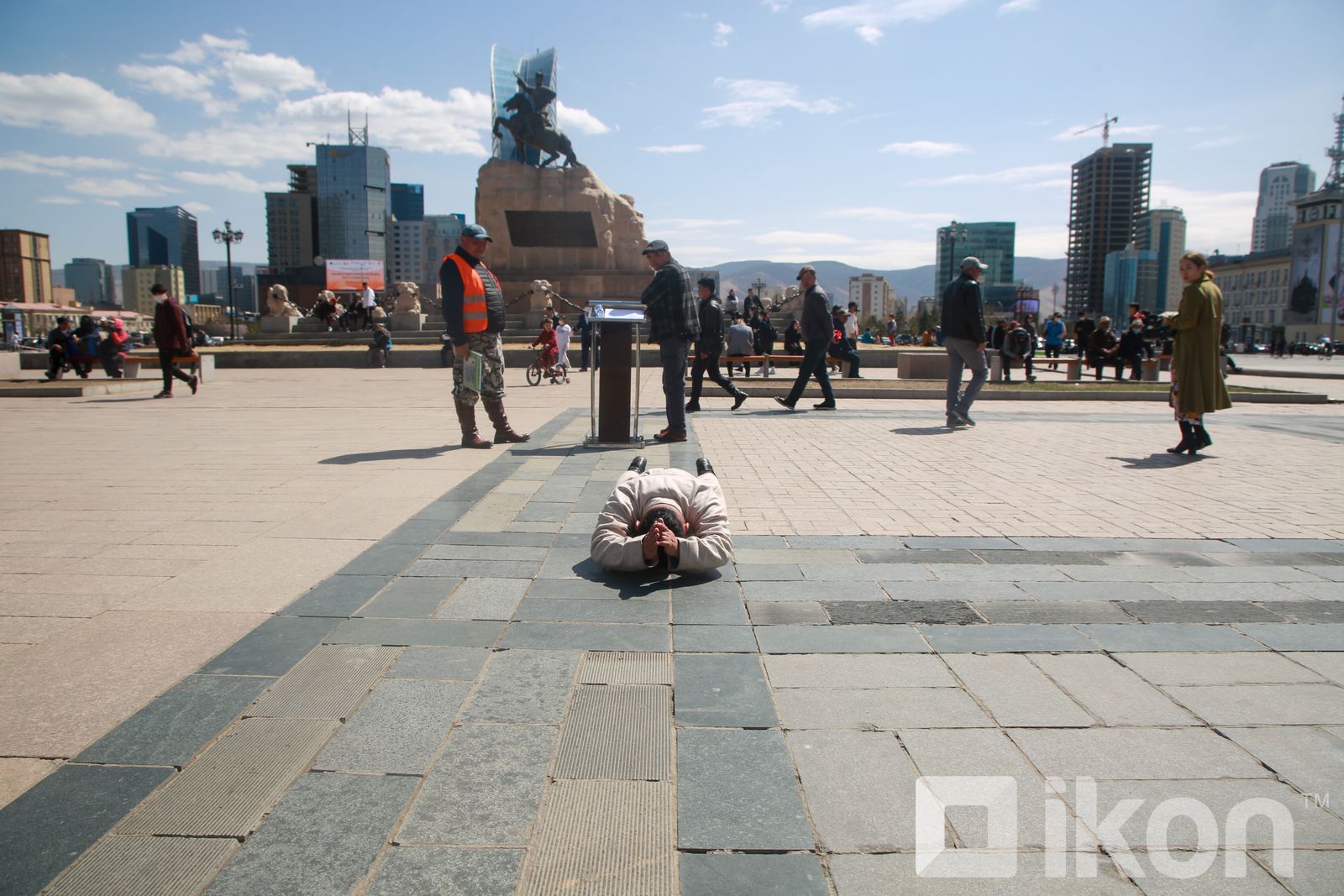 ФОТО А Отгонбаатар УИХ ын гишүүдээс ард түмнээ бодооч гэж мөргөж гуйв
