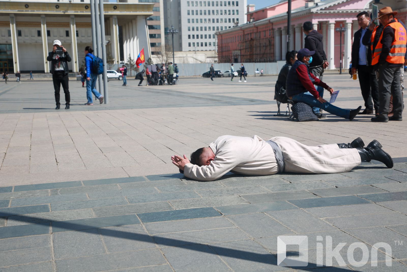 ФОТО А Отгонбаатар УИХ ын гишүүдээс ард түмнээ бодооч гэж мөргөж гуйв