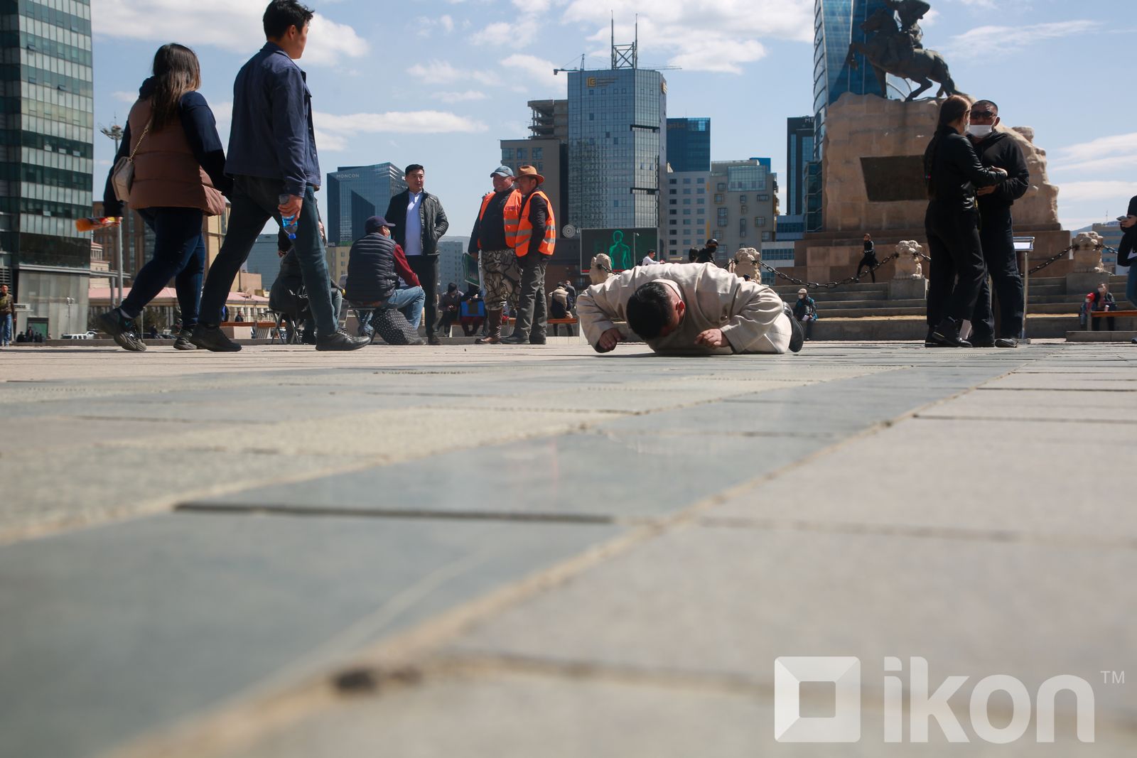ФОТО А Отгонбаатар УИХ ын гишүүдээс ард түмнээ бодооч гэж мөргөж гуйв