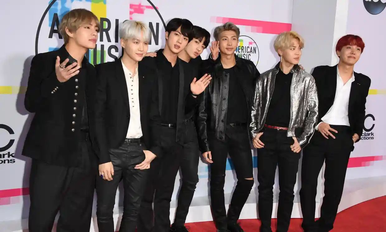BTS хамтлаг уран бүтээлээ түр завсарлаж, тус тусын замаа хөөхөөр болов