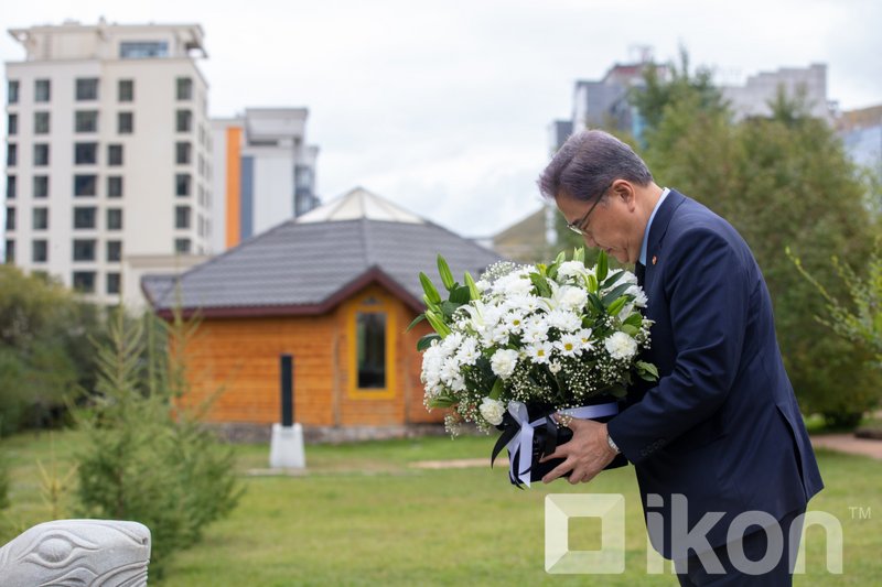 ФОТО БНСУ ын Гадаад хэргийн сайд Зайсан дахь И Тэ Жүн эмчийн дурсгалын