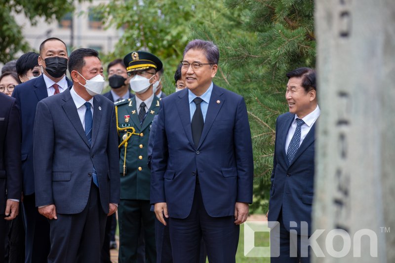 ФОТО БНСУ ын Гадаад хэргийн сайд Зайсан дахь И Тэ Жүн эмчийн дурсгалын цэцэрлэгт хүрээлэнд