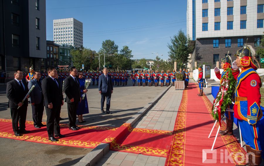 ФОТО Хэлмэгдэгсдийн хөшөөнд цэцэг өргөж хүндэтгэл үзүүллээ