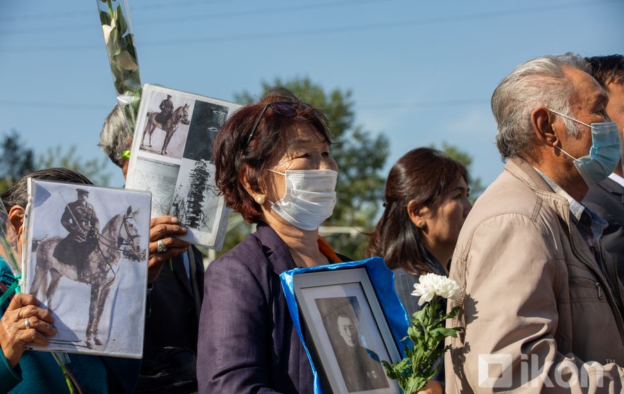 ФОТО Хэлмэгдэгсдийн хөшөөнд цэцэг өргөж хүндэтгэл үзүүллээ