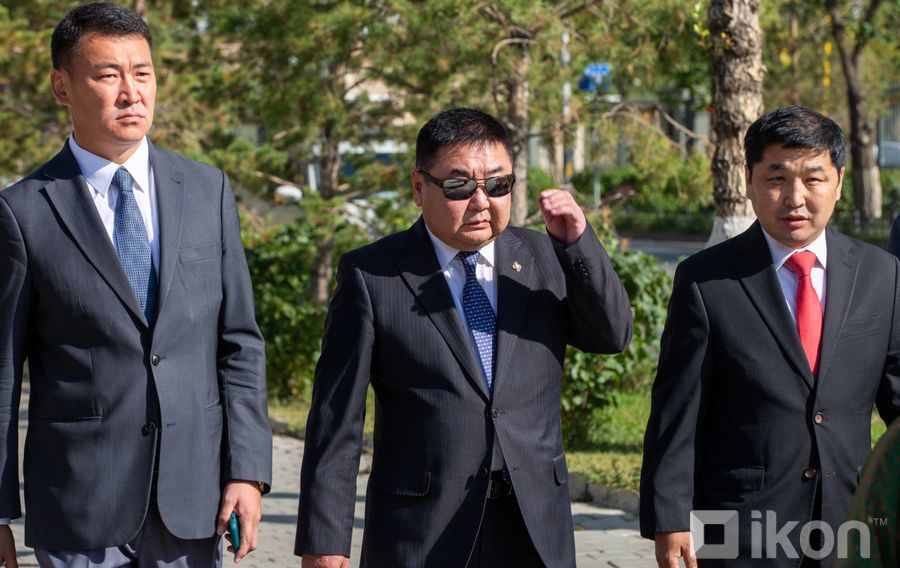 ФОТО Хэлмэгдэгсдийн хөшөөнд цэцэг өргөж хүндэтгэл үзүүллээ