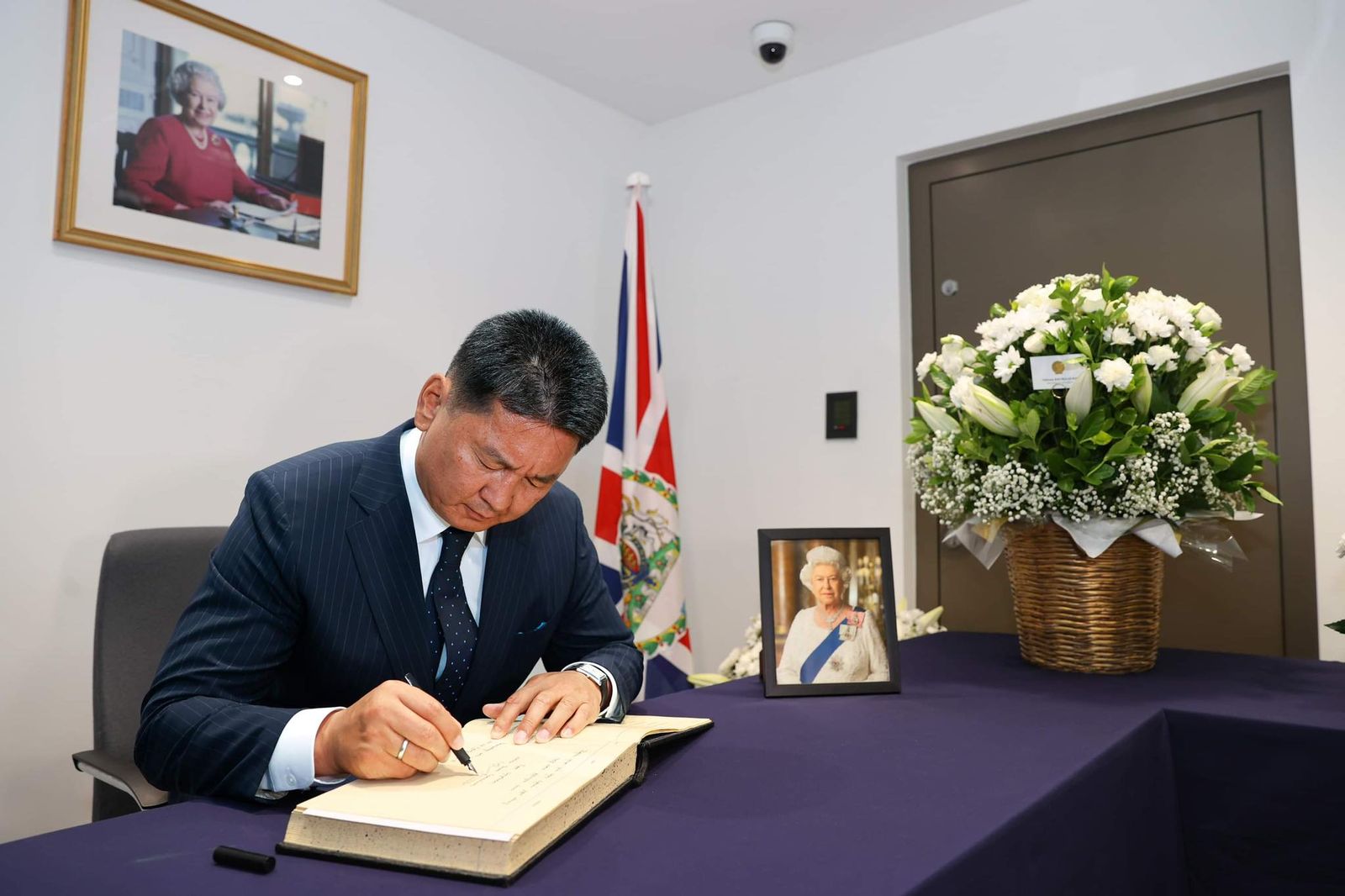 У Хүрэлсүх Хааны гэр бүл Их Британийн ард түмэнд гүн эмгэнэл илэрхийлье