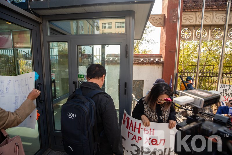 ФОТО Ардчилсан залуучуудын холбооны гишүүд С Эрдэнэд шаардлага хүргүүлж намын тугийг буулгав