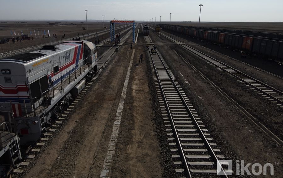 ФОТО Монголын анхны хүнд даацын төмөр замаар 2050 дугаартай галт тэрэг