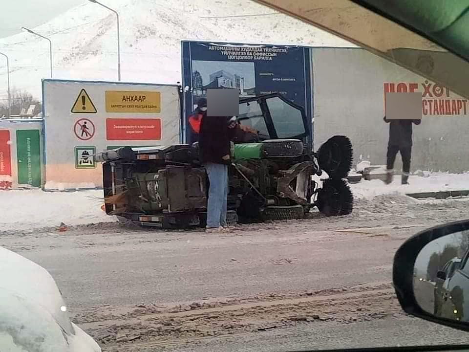 Б Мөнхцэцэг Зам талбай цэвэрлэх машин унасан асуудал сарын өмнө гарсан Жолооч бэртэж гэмтээгүй