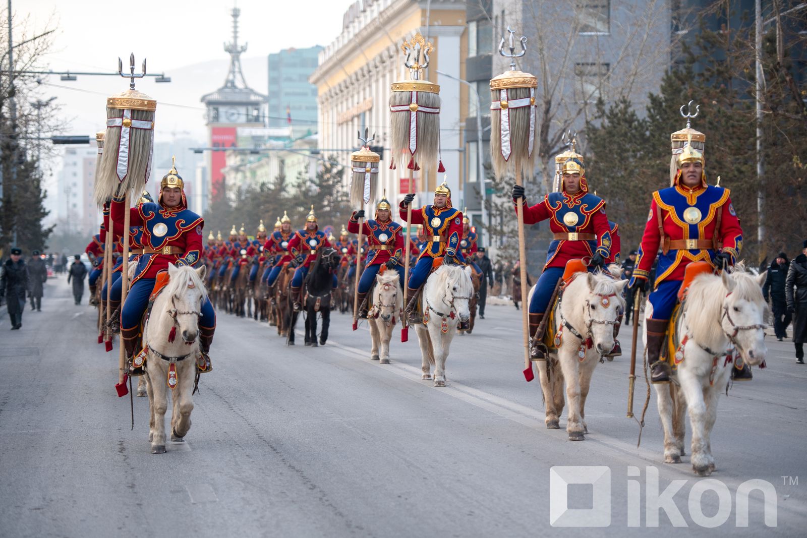 ФОТО Төрийн далбааг төв талбайд мандуулж есөн хөлт Их цагаан тугийг