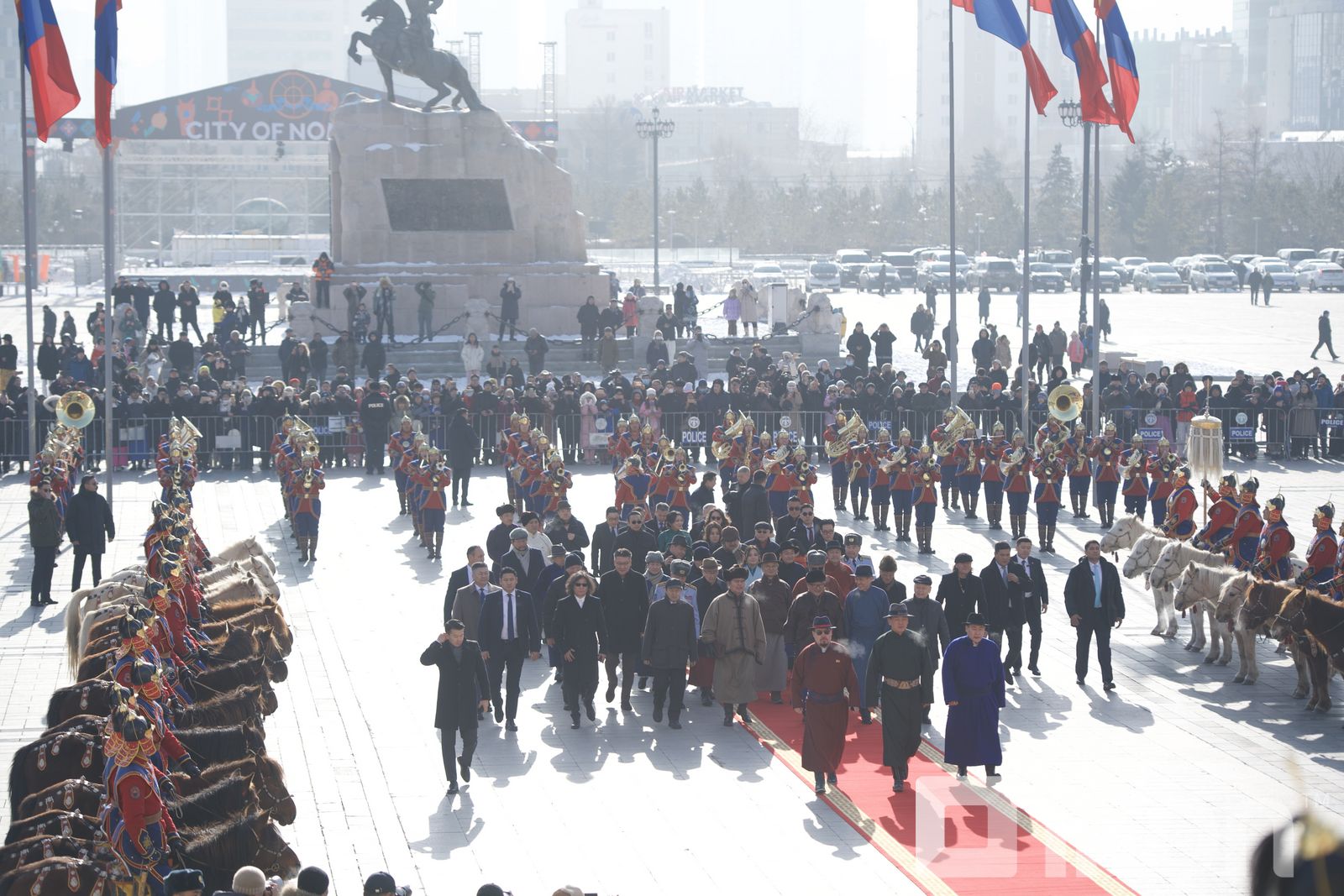 ФОТО Их эзэн Чингис хааны хөшөөнд хүндэтгэл үзүүлэв