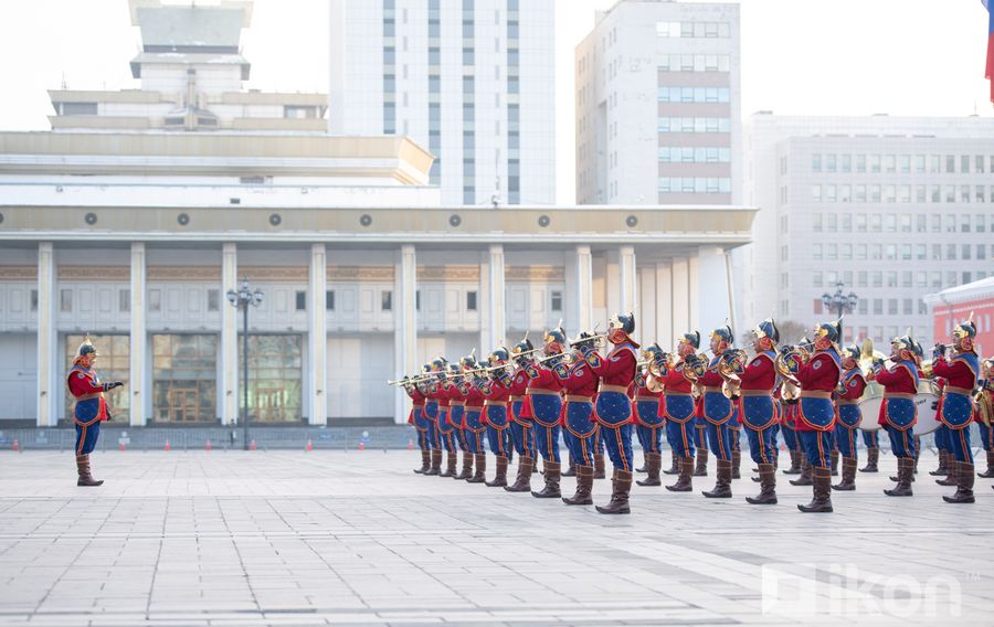 ФОТО Төрийн далбааг төв талбайд мандуулж есөн хөлт Их цагаан тугийг