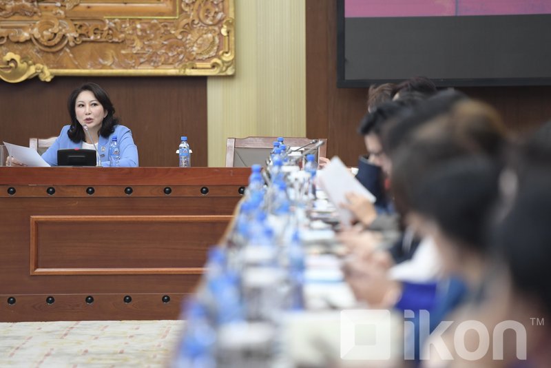 ФОТО Үе үеийн парламентын эмэгтэй гишүүд чуулгандаа иржээ