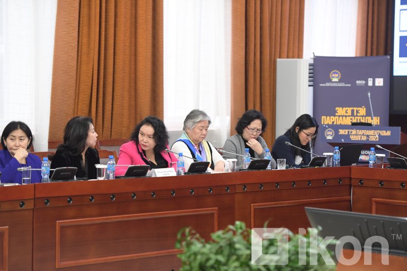 ФОТО Үе үеийн парламентын эмэгтэй гишүүд чуулгандаа иржээ