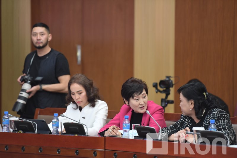 ФОТО Үе үеийн парламентын эмэгтэй гишүүд чуулгандаа иржээ