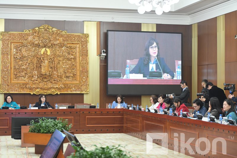 ФОТО Үе үеийн парламентын эмэгтэй гишүүд чуулгандаа иржээ