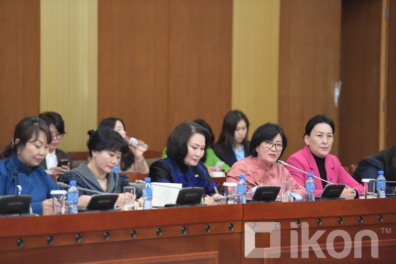 ФОТО Үе үеийн парламентын эмэгтэй гишүүд чуулгандаа иржээ