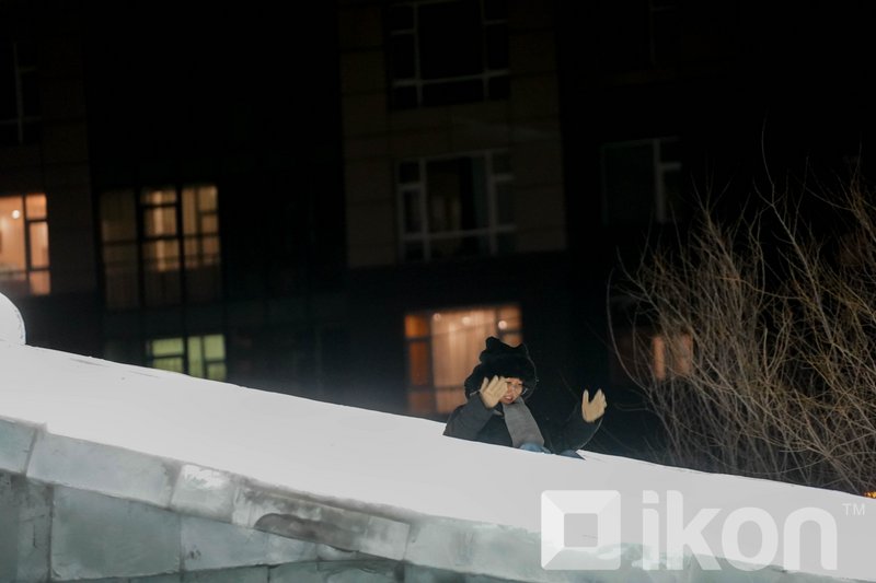 ФОТО Төв цэнгэлдэх хүрээлэнгийн гадаах мөсөн хотхон