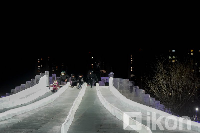 ФОТО Төв цэнгэлдэх хүрээлэнгийн гадаах мөсөн хотхон