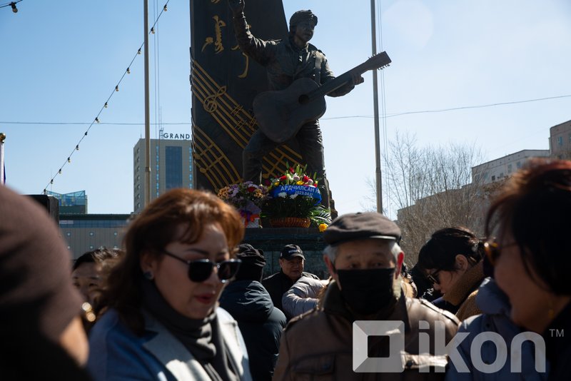 ФОТО “Хонх“ хамтлагийн ахлагч С Цогтсайхан агсны хөшөөнд хүндэтгэл үзүүллээ