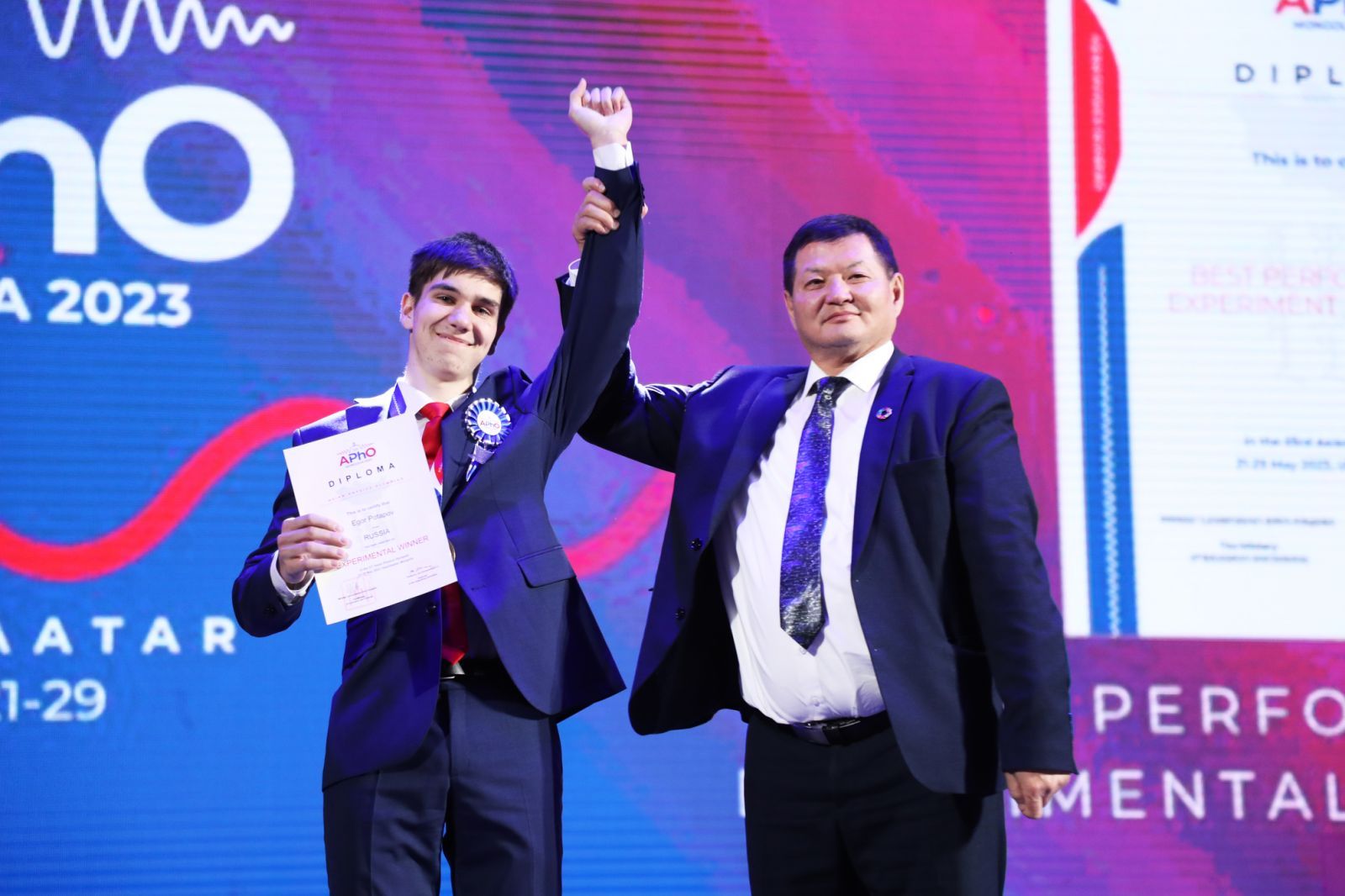 Монголд Азийн физикийн 23 дахь удаагийн олимпиадын шагналыг гардууллаа - Eguur.MN