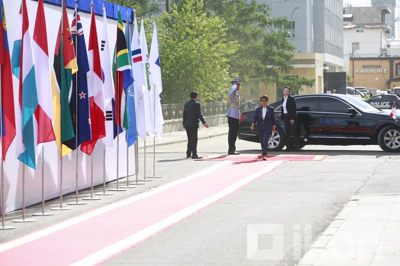 ФОТО Гадаад хэргийн эмэгтэй сайд нарын уулзалтад хүрэлцэн ирсэн эрхмүүд