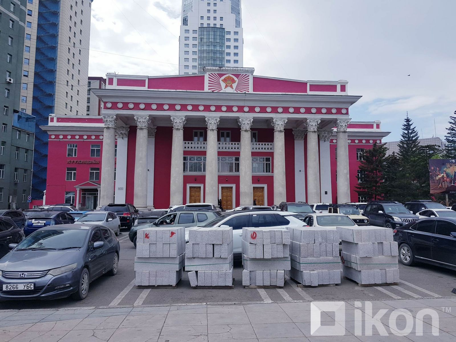 Д Мөнх Эрдэнэ Драмын театрын урд талбайг тохижуулах ажил өнөө