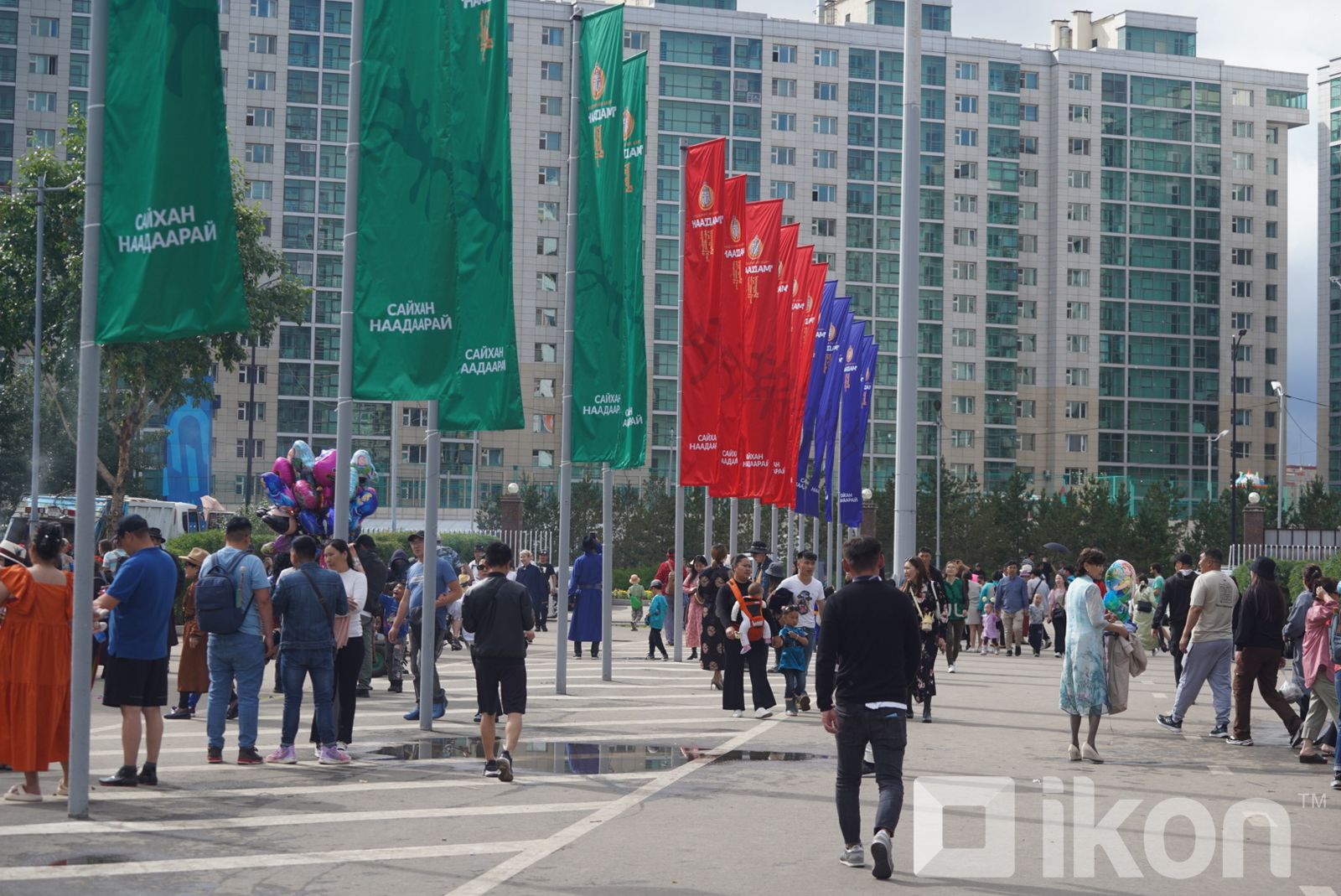 ФОТО Төв цэнгэлдэхэд наадамлаж яваа зочид
