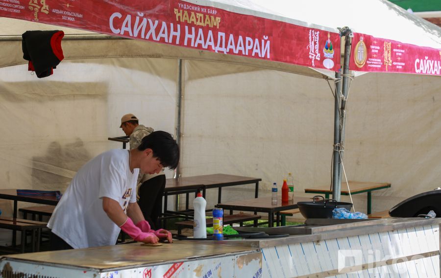 ФОТО Төв цэнгэлдэхэд наадамлаж яваа зочид