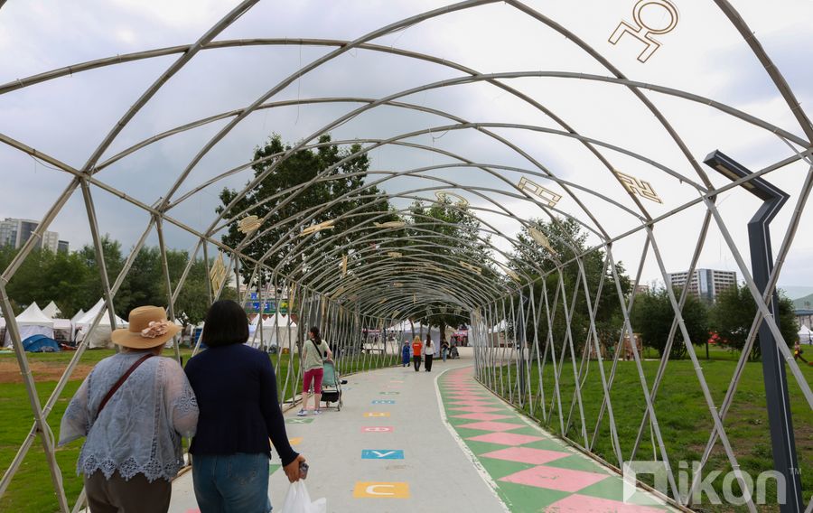ФОТО Төв цэнгэлдэхэд наадамлаж яваа зочид