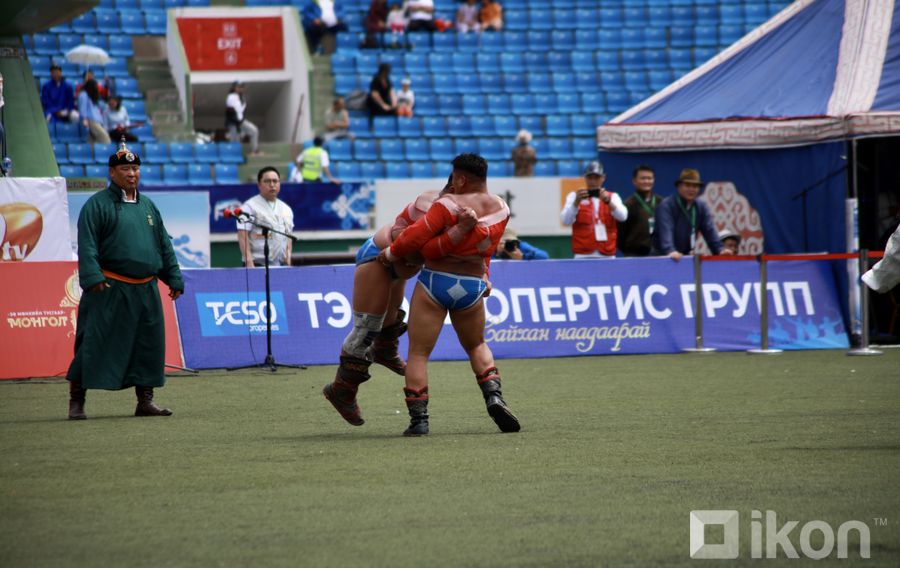 ФОТО Хүчит бөхийн барилдааны ДӨРВИЙН ДАВААНД аймаг цэргийн арслан