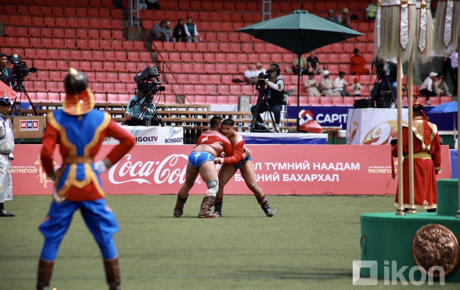 ФОТО Хүчит бөхийн барилдааны ДӨРВИЙН ДАВААНД аймаг цэргийн арслан