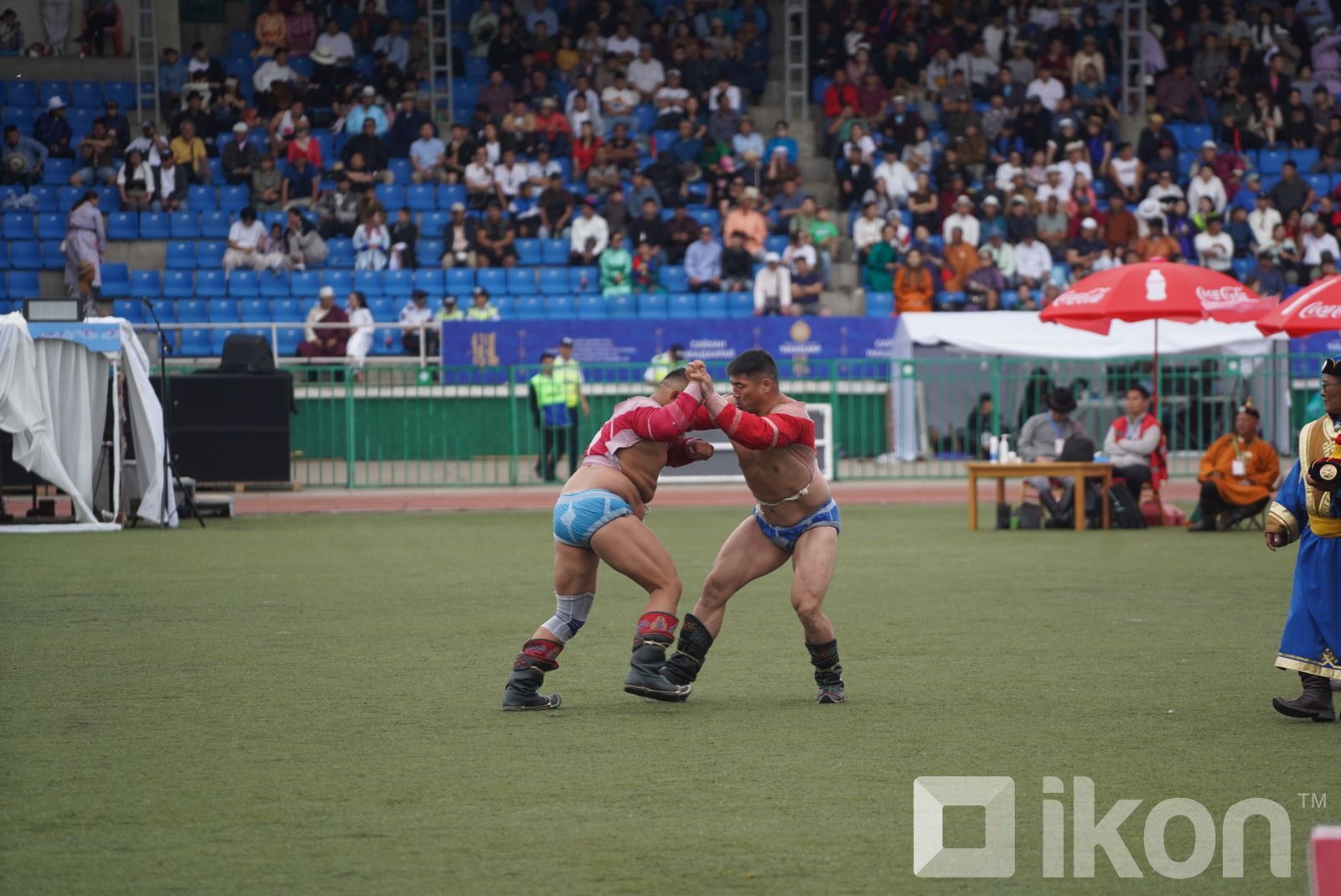 П Сайнзориг Улсын даян аварга Н Батсуурь улсын арслан Ц Содномдорж нар барилдааны үр дүнтэй