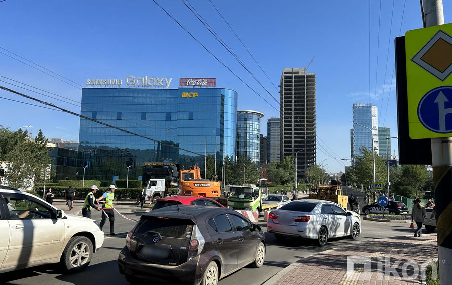 ФОТО Төв шуудангийн уулзвараас Энхтайваны гүүр хүртэлх замыг засварлаж байна