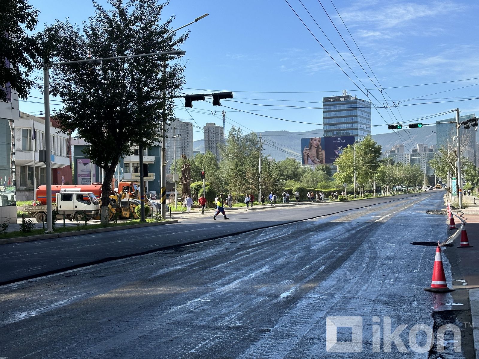 ФОТО Төв шуудангийн уулзвараас Энхтайваны гүүр хүртэлх замыг засварлаж байна