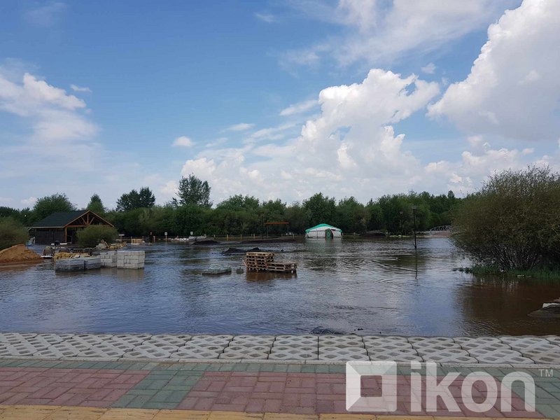 ФОТО Аюултай түвшинг 40 51 см ээр даван үерлэж буй Туул гол
