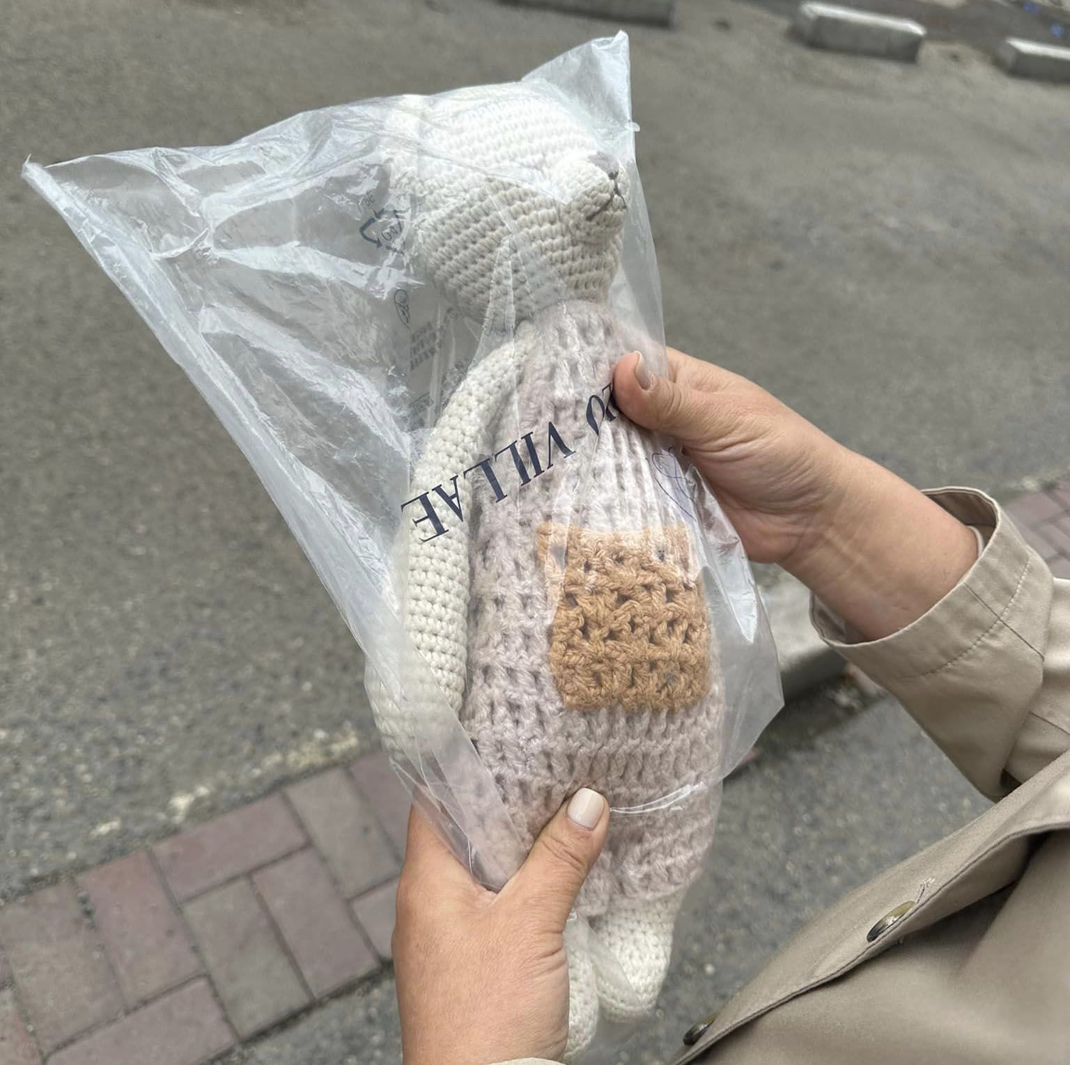 Б Батсайхан Үнэр нь гарчих вий гэж уутанд хийж хямгадан явсаар Канад руу охинд хүргэх бүсгүйд