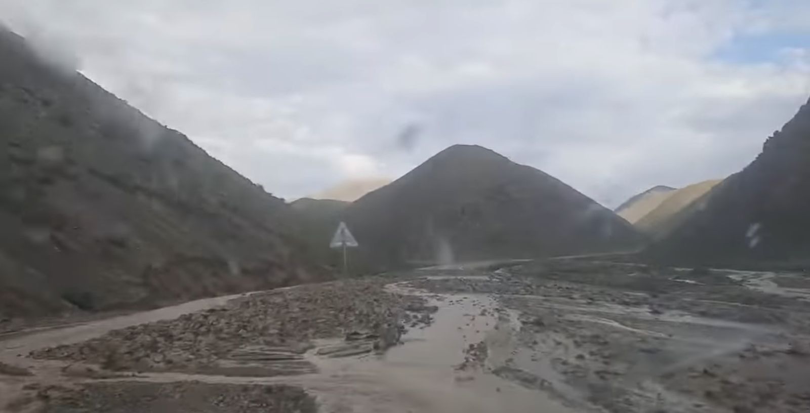 Ховд аймагт хоёр автомашин үерт урсаж хоёр иргэн амиа алджээ