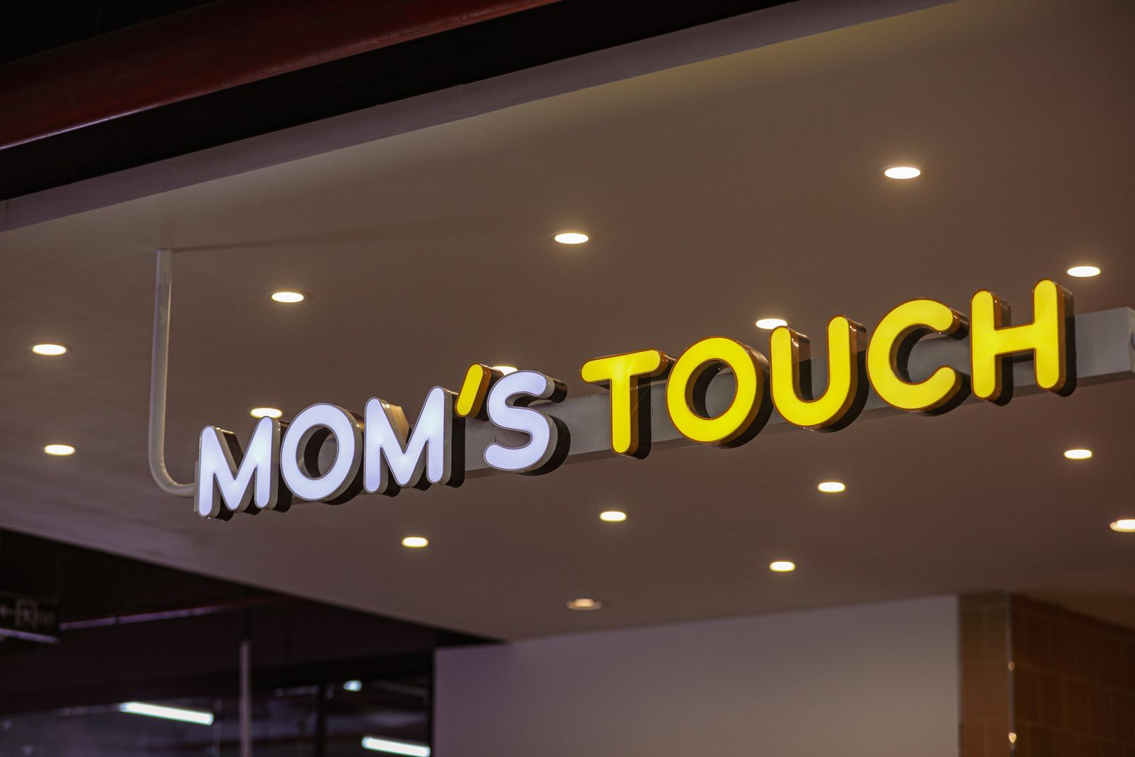 Mom’s Touch шарсан тахиа, бургерын олон улсын сүлжээ Монголд