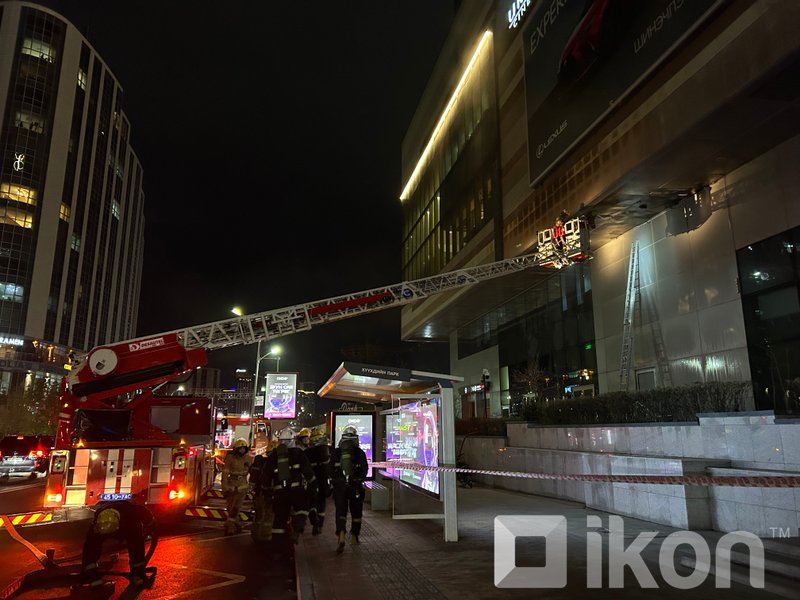 ФОТО “Шангри Ла“ худалдааны төвд гарсан галын тархалтыг зогсоожээ