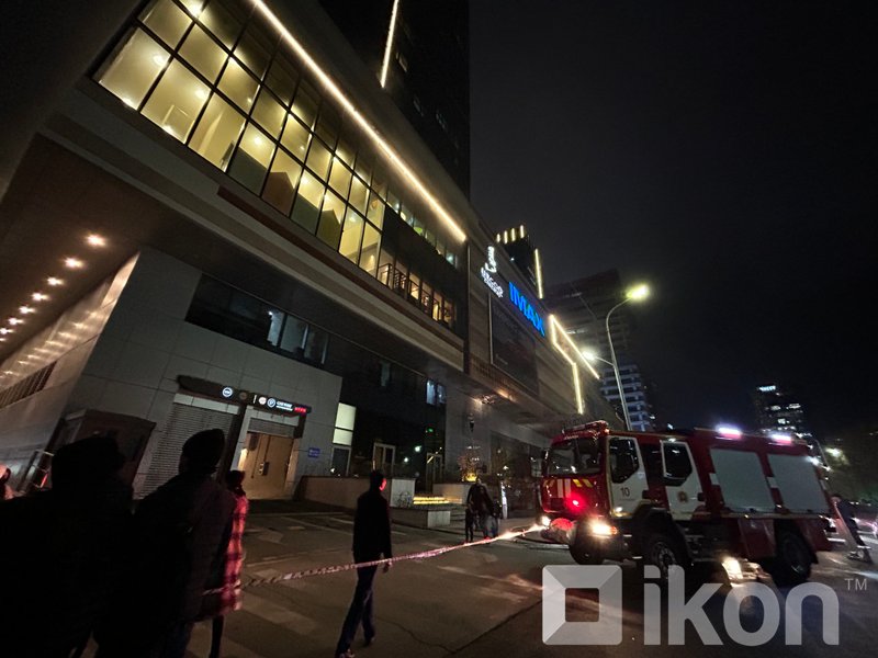 ФОТО “Шангри Ла“ худалдааны төвд гарсан галын тархалтыг зогсоожээ