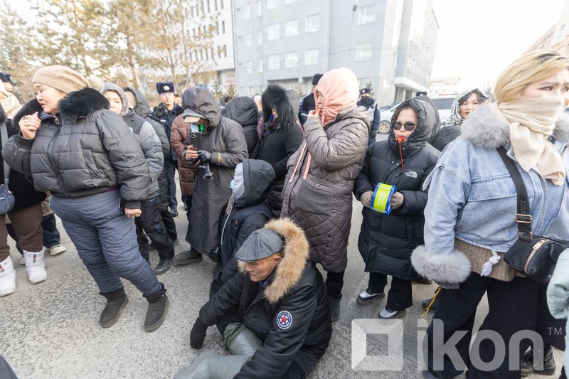 ФОТО Газар нутгийн бүрэн бүтэн байдал алдагдсан гэж үзсэн иргэд Төрийн ордон руу дайрав
