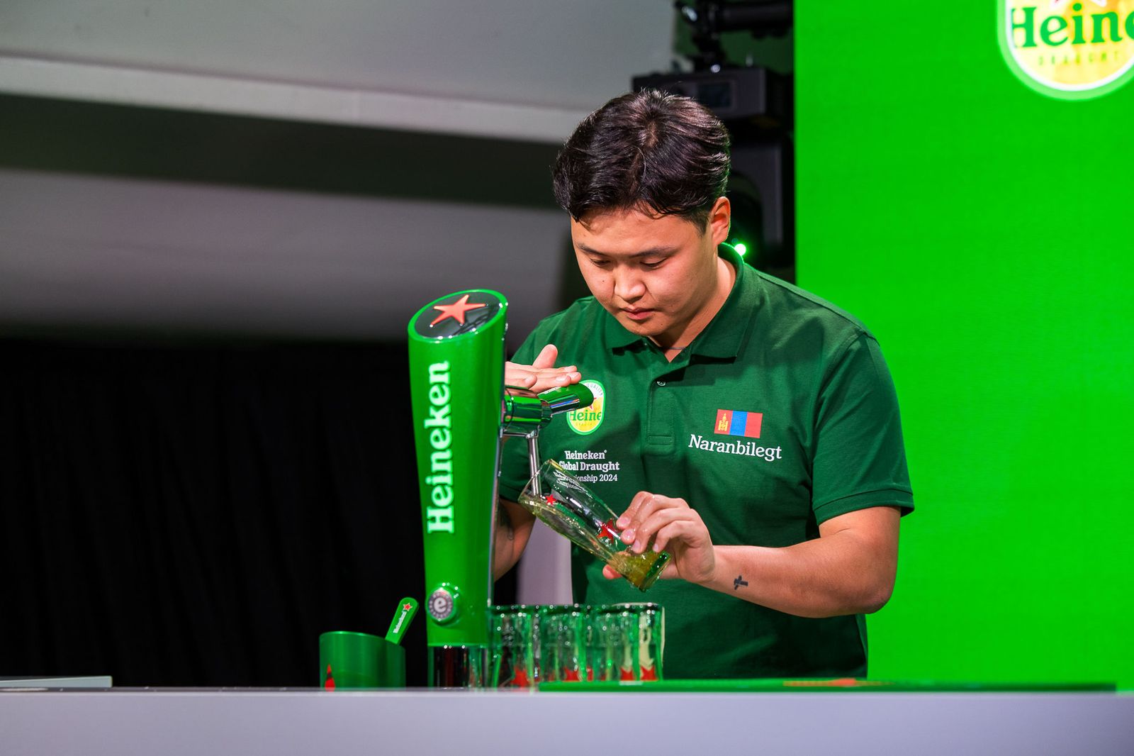 Монгол бартендер дэлхийд өрсөлдлөө