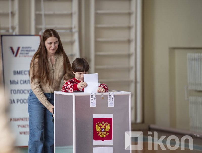 ФОТО Улаанбаатарт ажиллаж амьдарч буй ОХУ ын иргэд ерөнхийлөгчийнхөө