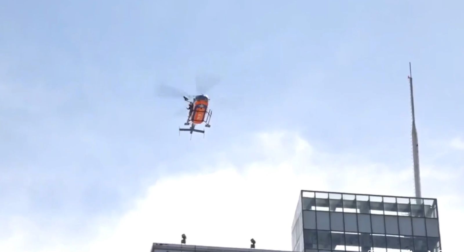 Онцгой байдлын алба хаагчид нисдэг тэргээр үзүүлэх сургуулилалт хийж байна