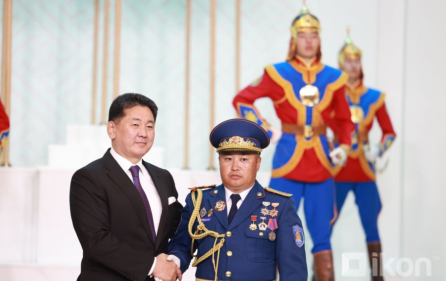 ФОТО Онцгой байдлын салбарынханд төрийн дээд цол одон медаль хүртээв