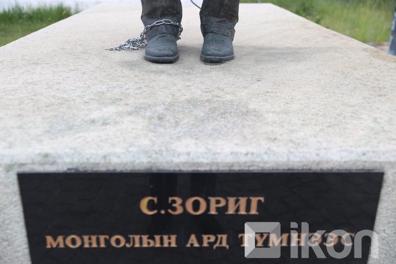 Р Булгамаа С Зориг агсны хөшөөг чулуугаар даруулсан сандалд гинжилсэн