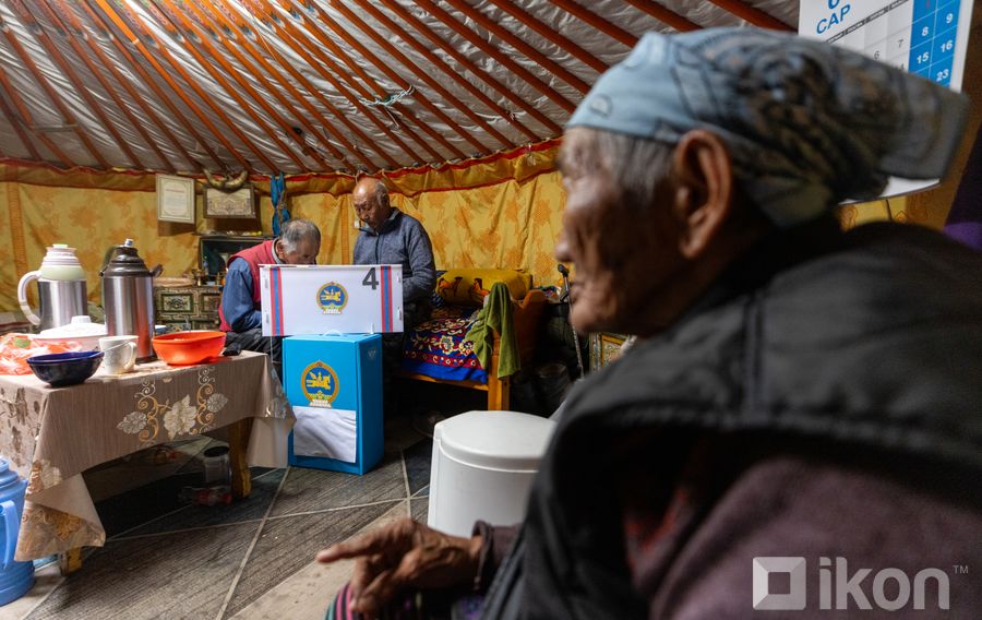 ФОТО Хүсэлт гаргасан иргэдийн саналыг зөөврийн битүүмжилсэн саналын
