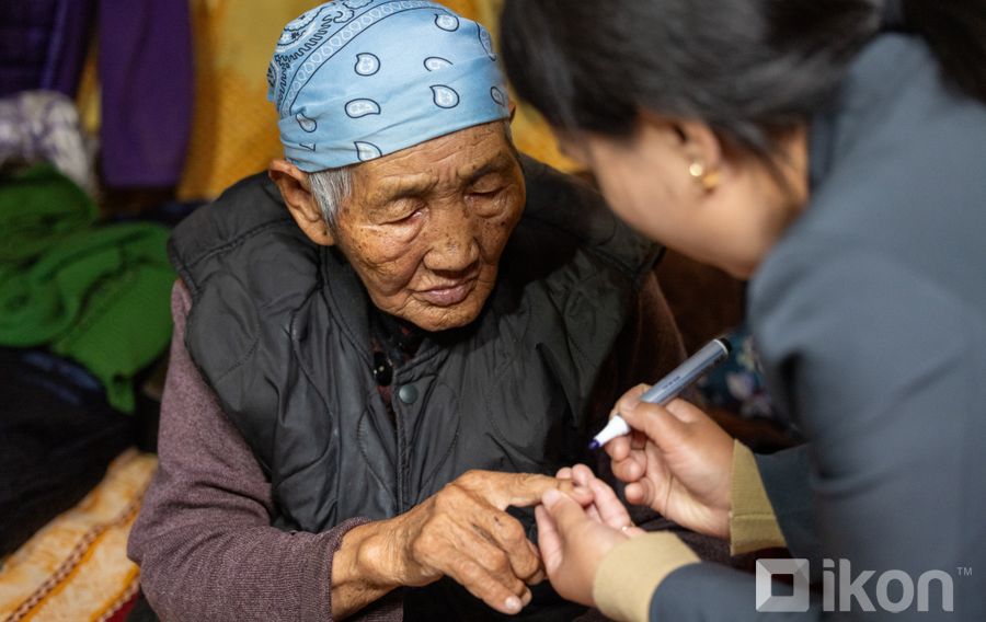 ФОТО Хүсэлт гаргасан иргэдийн саналыг зөөврийн битүүмжилсэн саналын