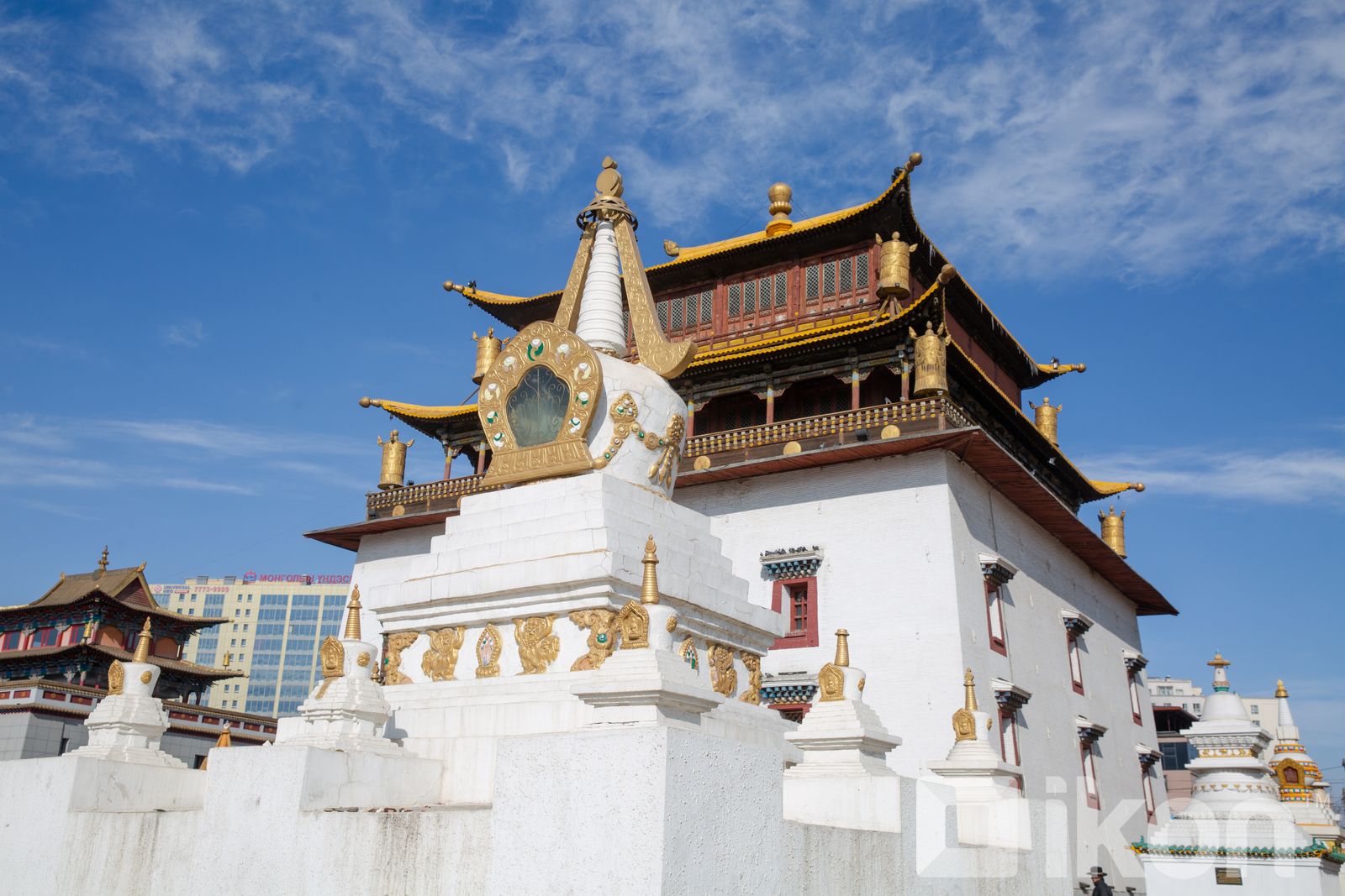 Гандантэгчэнлин хийд ирэх сарын 1-нээс 23:00-06:00 цагт хэрмэн хашааныхаа баруун, зүүн, төв ...